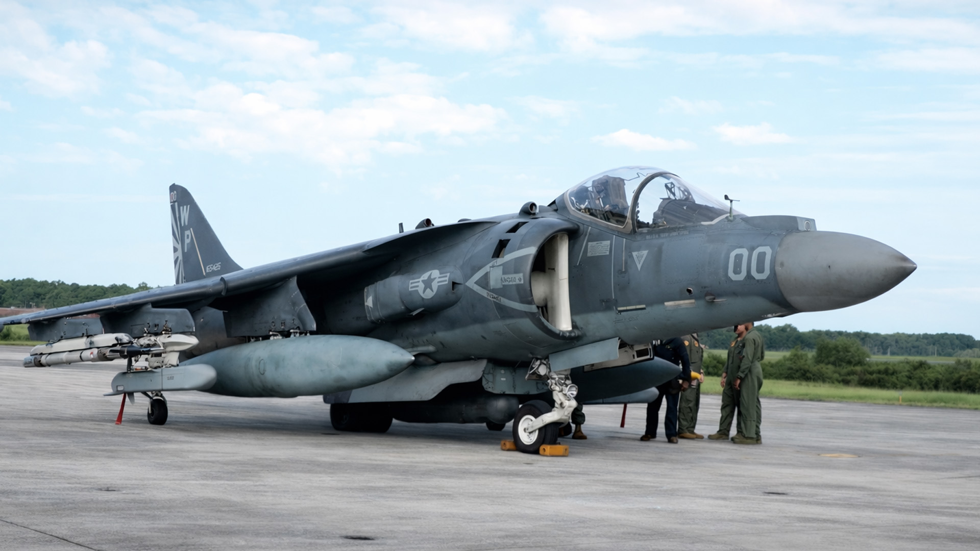 Marine Attack Squadron 223 bereitet Harrier-Jets für Waffentraining vor