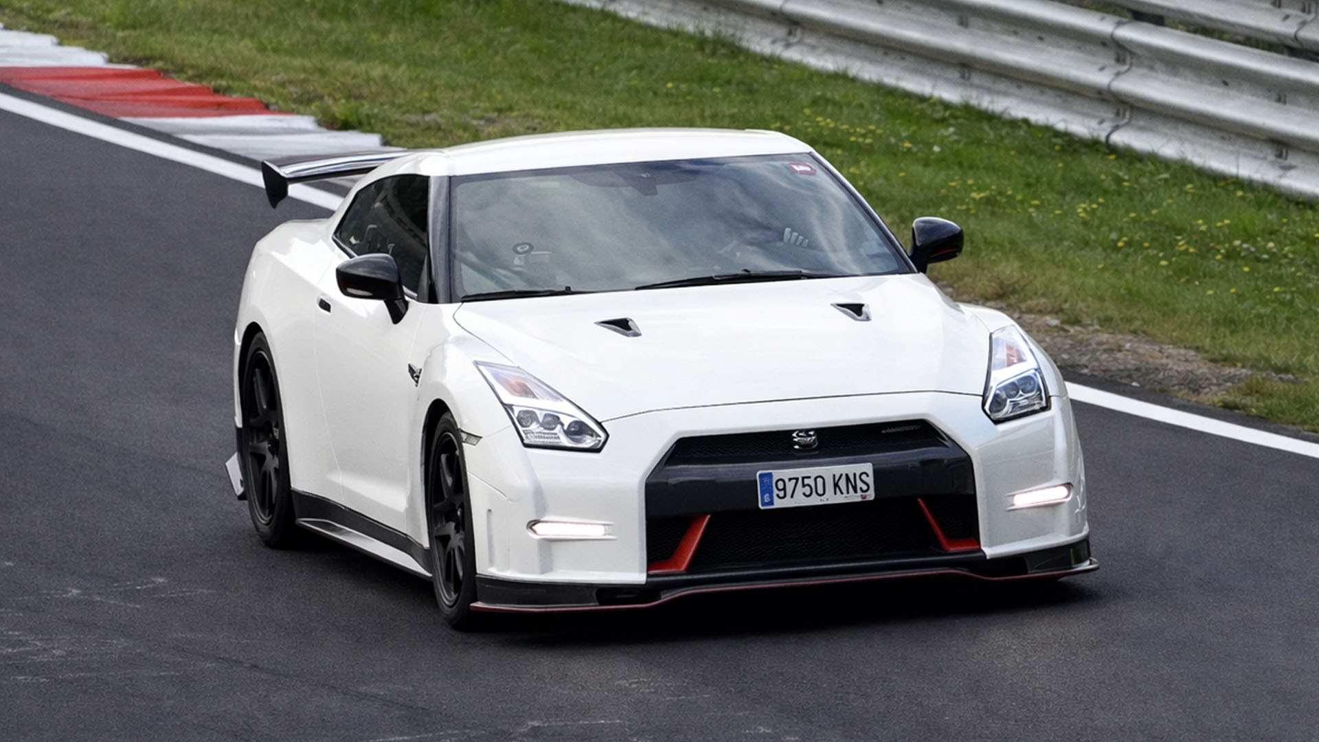 GT-Rs impressionam com potência durante Touristenfahrten em Nürburgring