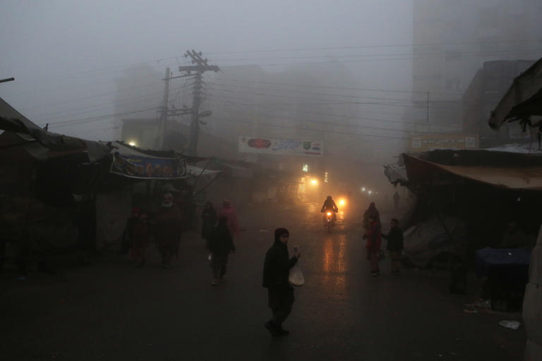 At Pakistan’s Afghan border, a trade shutdown empties markets