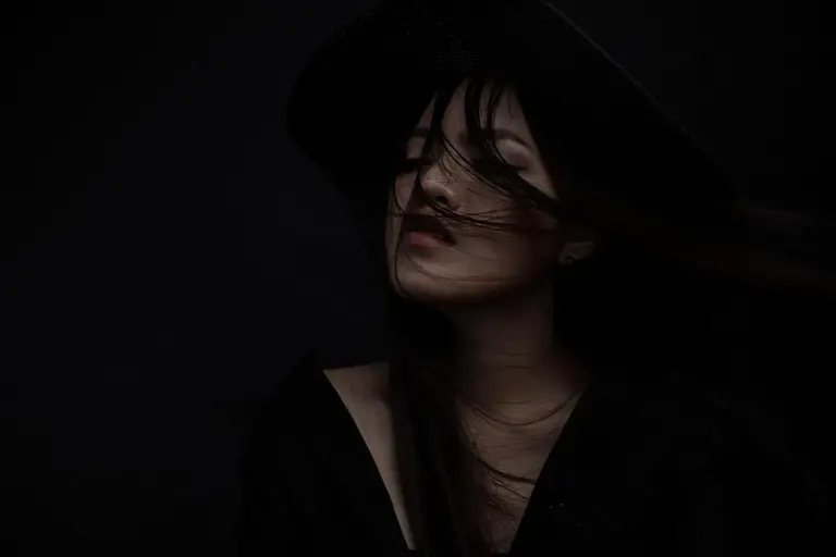 6 dating signals that feel small but change everything