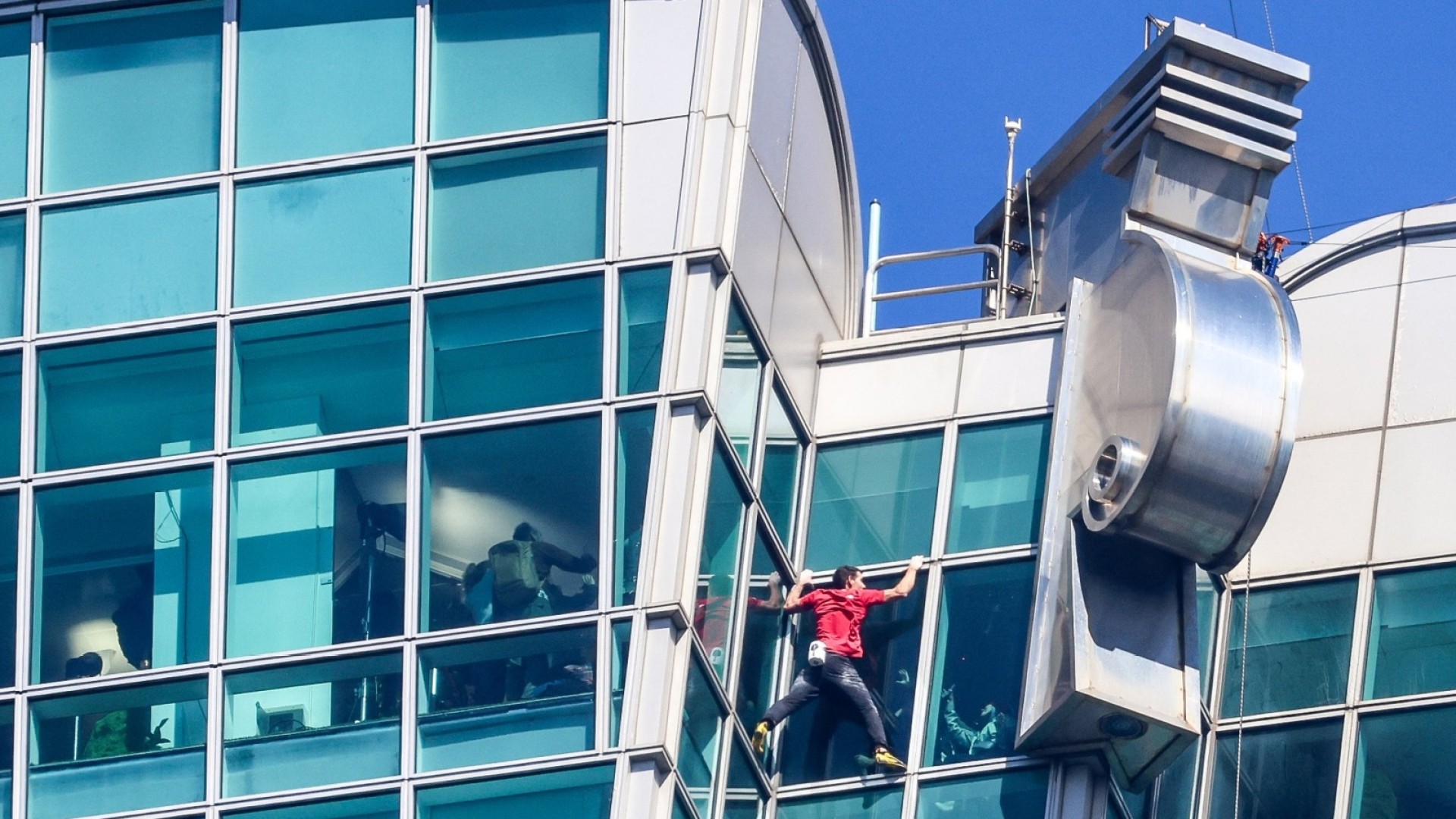 Climber Alex Honnold scales Taipei 101 skyscraper without ropes