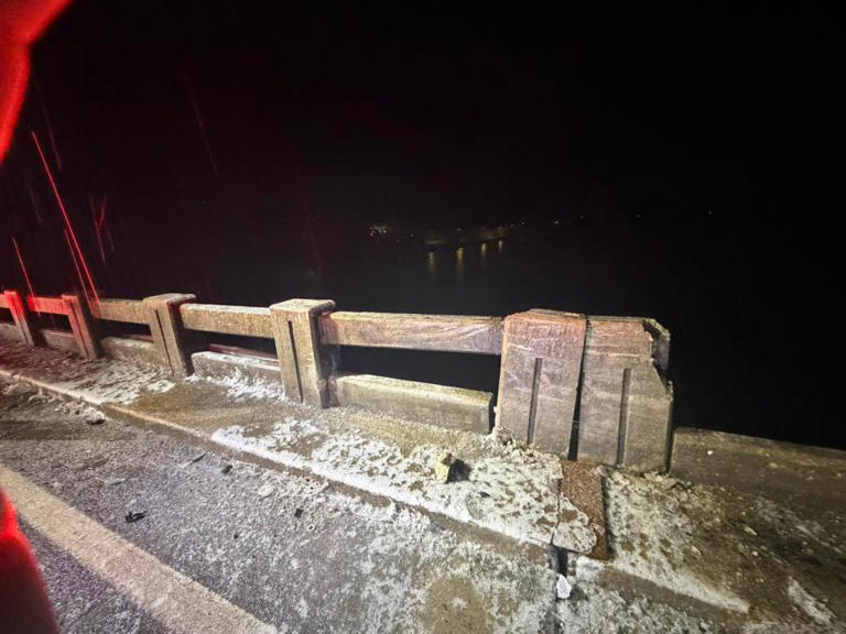Early morning crash damages bridge in Oak Ridge