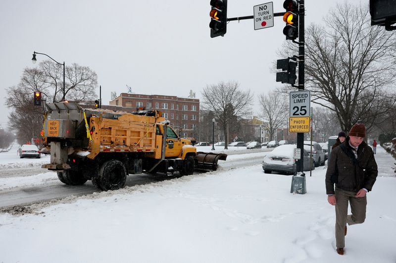 US storm leaves 800,000 without power, forces 10,000 flight cancellations