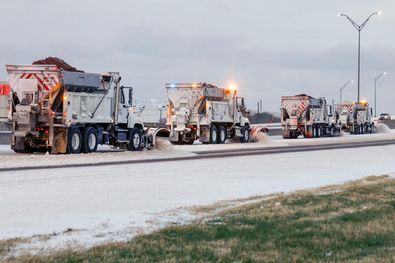 Live updates: North Texas wakes Sunday morning to snow, icy roads ...