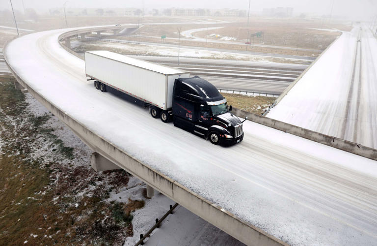 Live updates: North Texas wakes Sunday morning to snow, icy roads ...