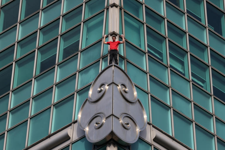 Honnold free solos Taipei 101, tallest ever