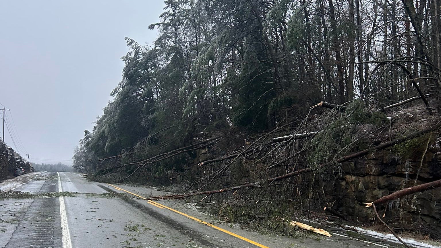 Live updates: Power outages soar past 700,000 as snow, ice from winter ...