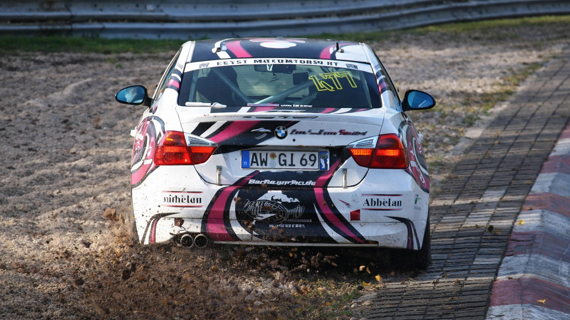 Car nearly leaves the track during Nordschleife lap
