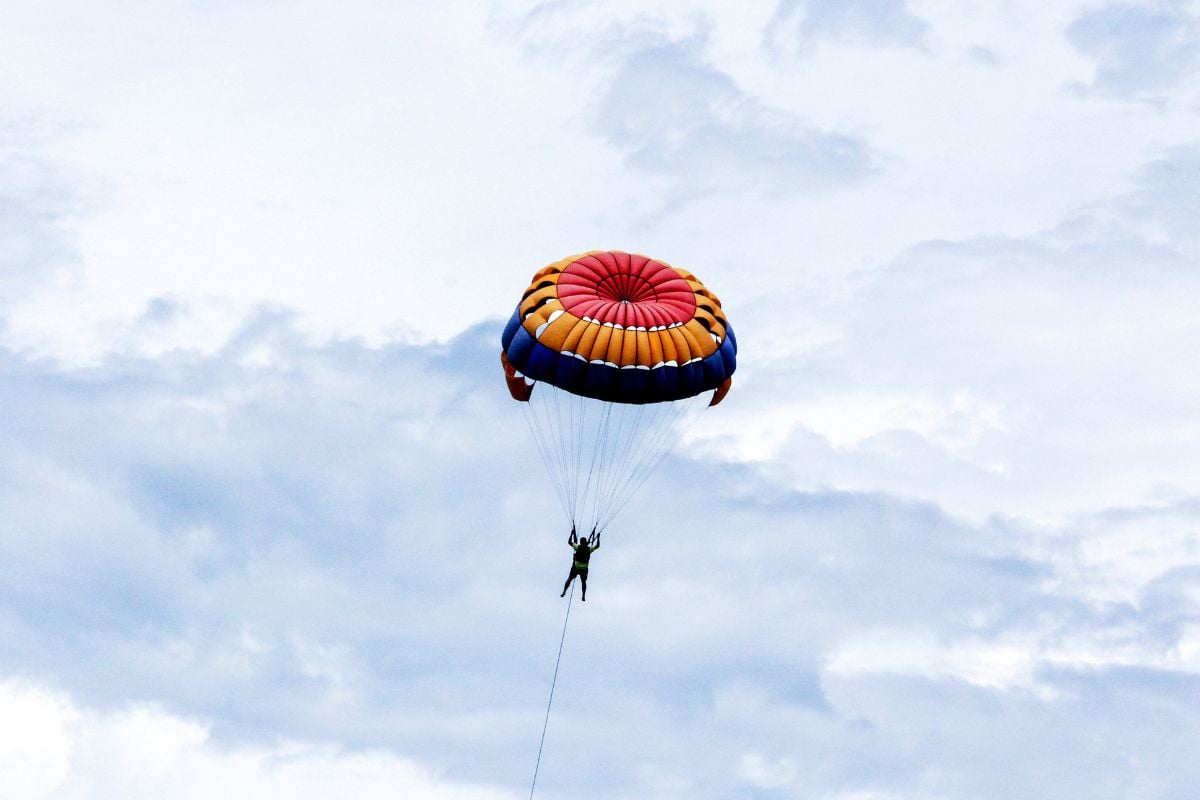 A 90-year-old celebrates his birthday by soaring over Fort Myers Beach