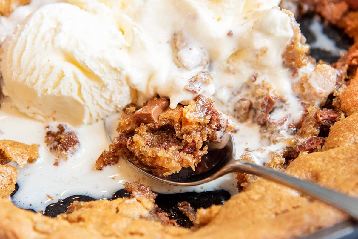 9 skillet cookies that taste like a bakery dessert