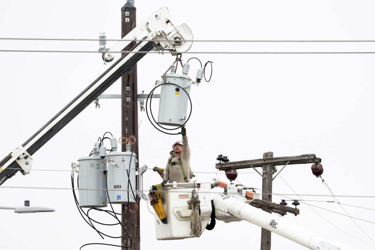 CenterPoint shows minimal Houston outages Sunday morning, with 125,000 ...