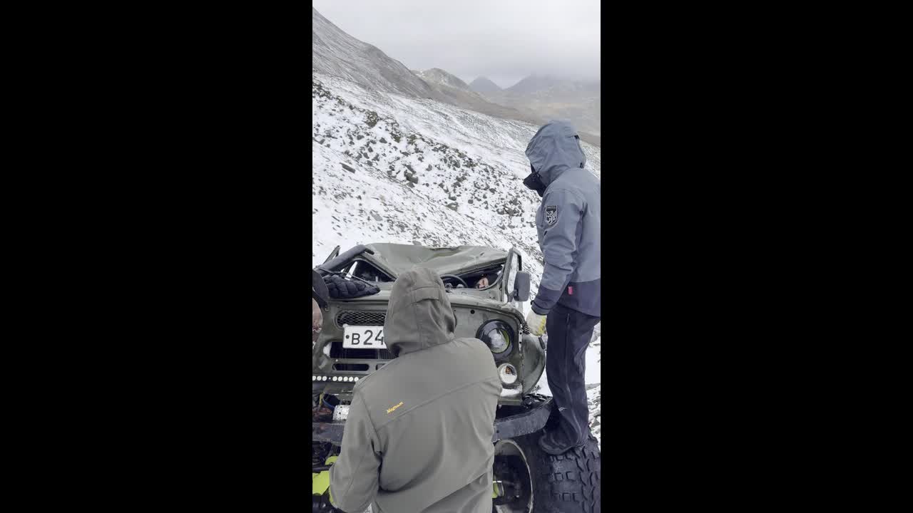 Off-road UAZ rollover rescue in Kamchatka, Russia