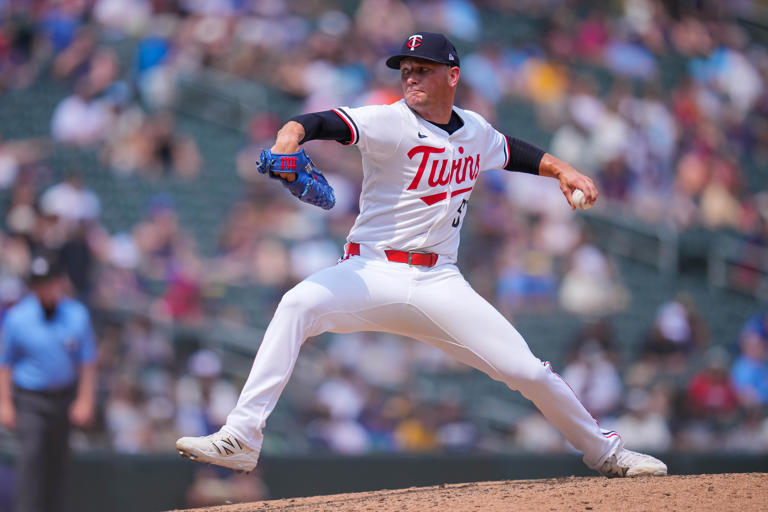 Reds sign Davis Daniel, Anthony Misiewicz to minor league deals