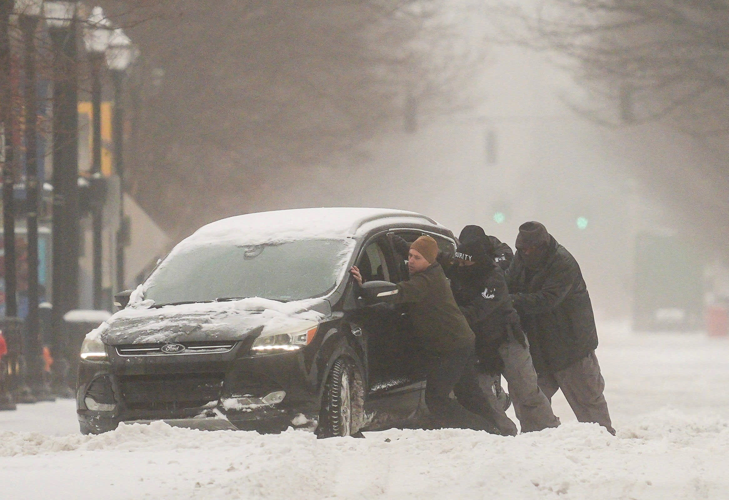 US storm leaves 1 million without power, forces 10,000 flight cancellations