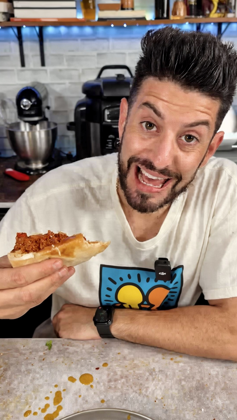 Shakshuka stuffed pita with feta cilantro sauce 🤩