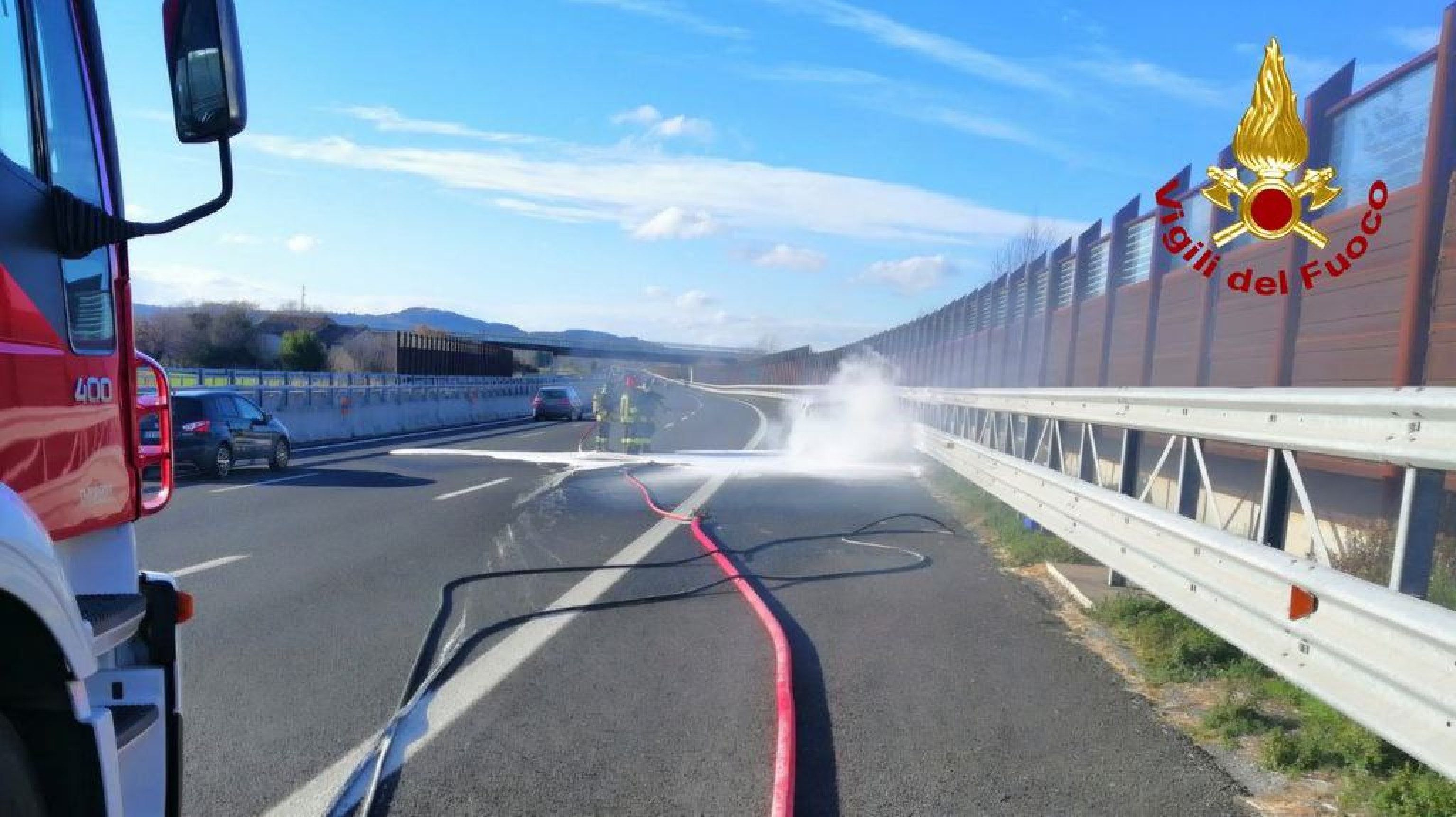 Auto a fuoco in A14 nel Pesarese, l'intervento dei vigili