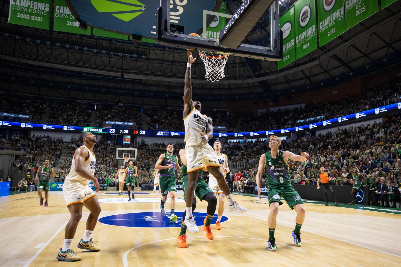 92-88. El Unicaja remonta y vence al UCAM Murcia en la prórroga