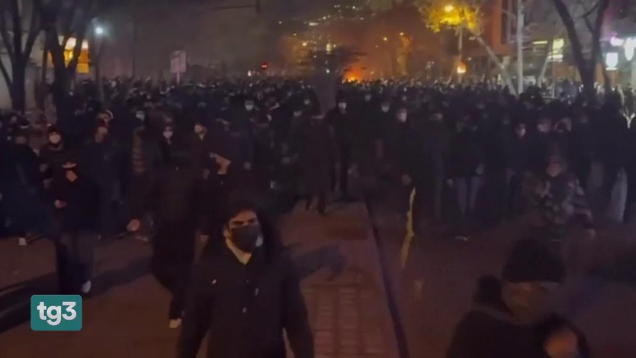 Le proteste in Iran al grido di "Morte al dittatore. Morte a Khamenei"