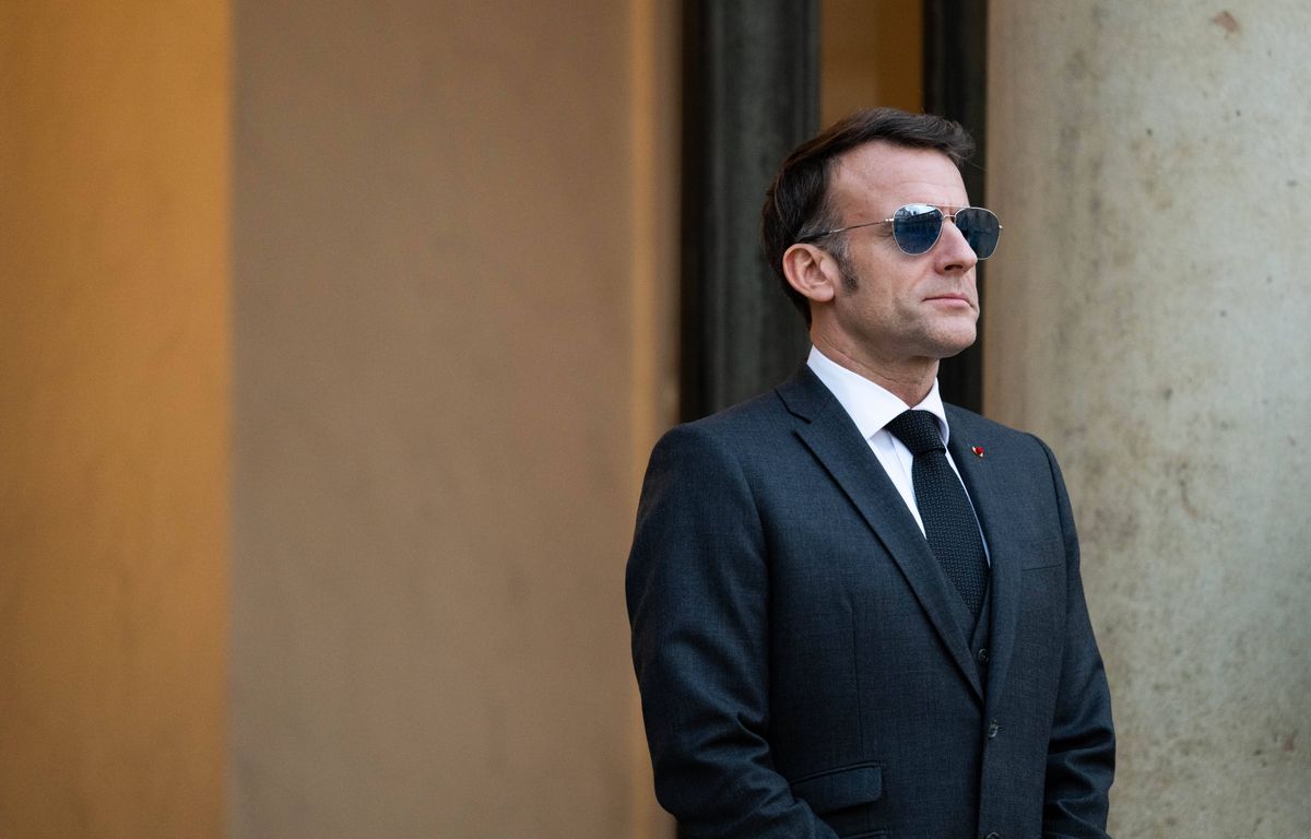 Porté par l’actualité internationale, Emmanuel Macron gagne deux points ...