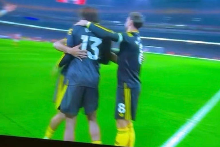 Joshua Zirkzee's true Man United colours shown reacting to Patrick ...