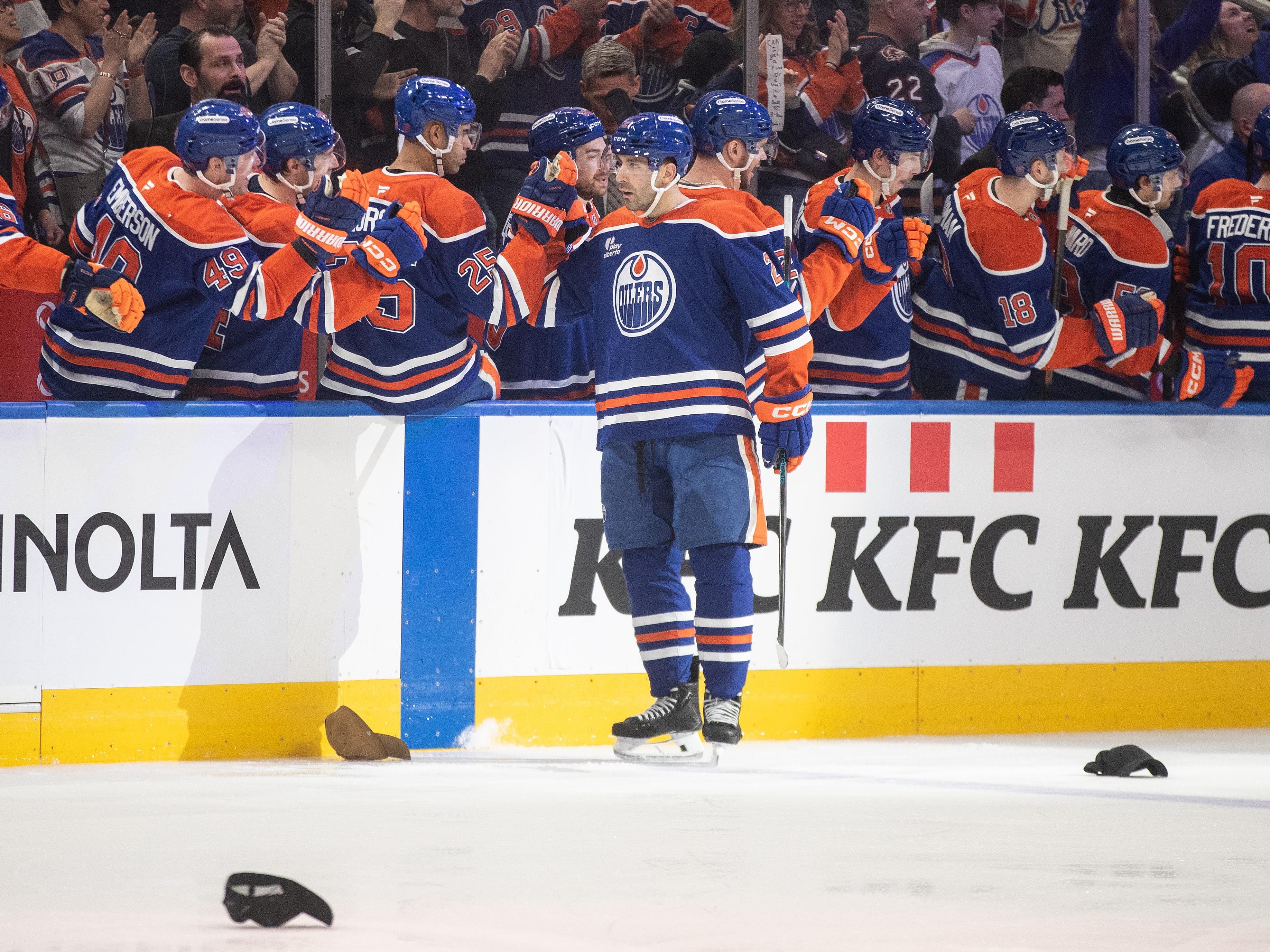 Avec trois buts et six points, Evan Bouchard a rejoint un groupe sélect ...