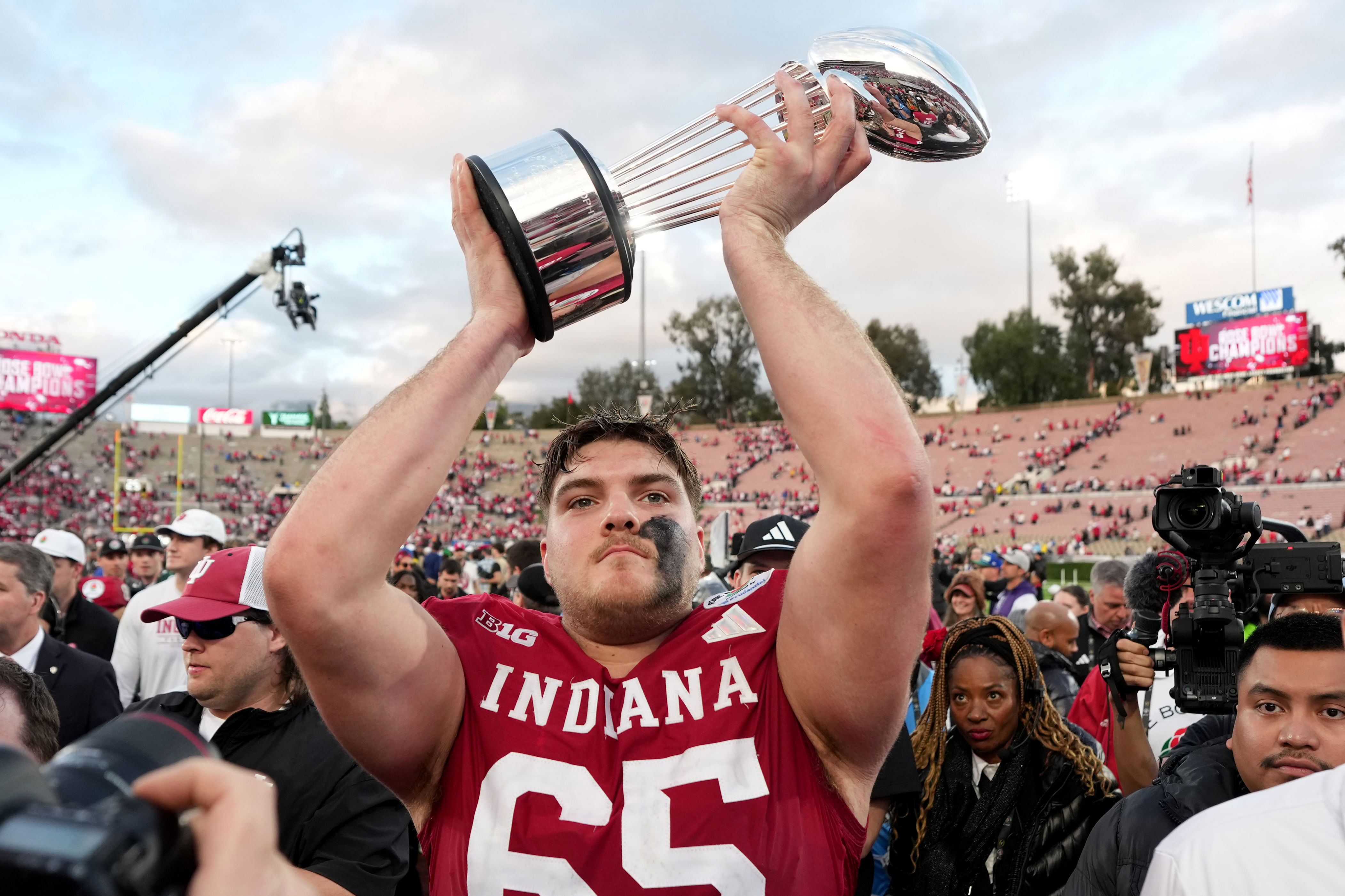 Indiana football LT Carter Smith to return for 2026 season, putting off ...