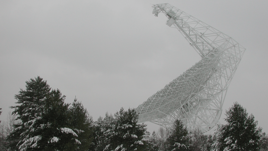 How does Green Bank get snow off its telescope?