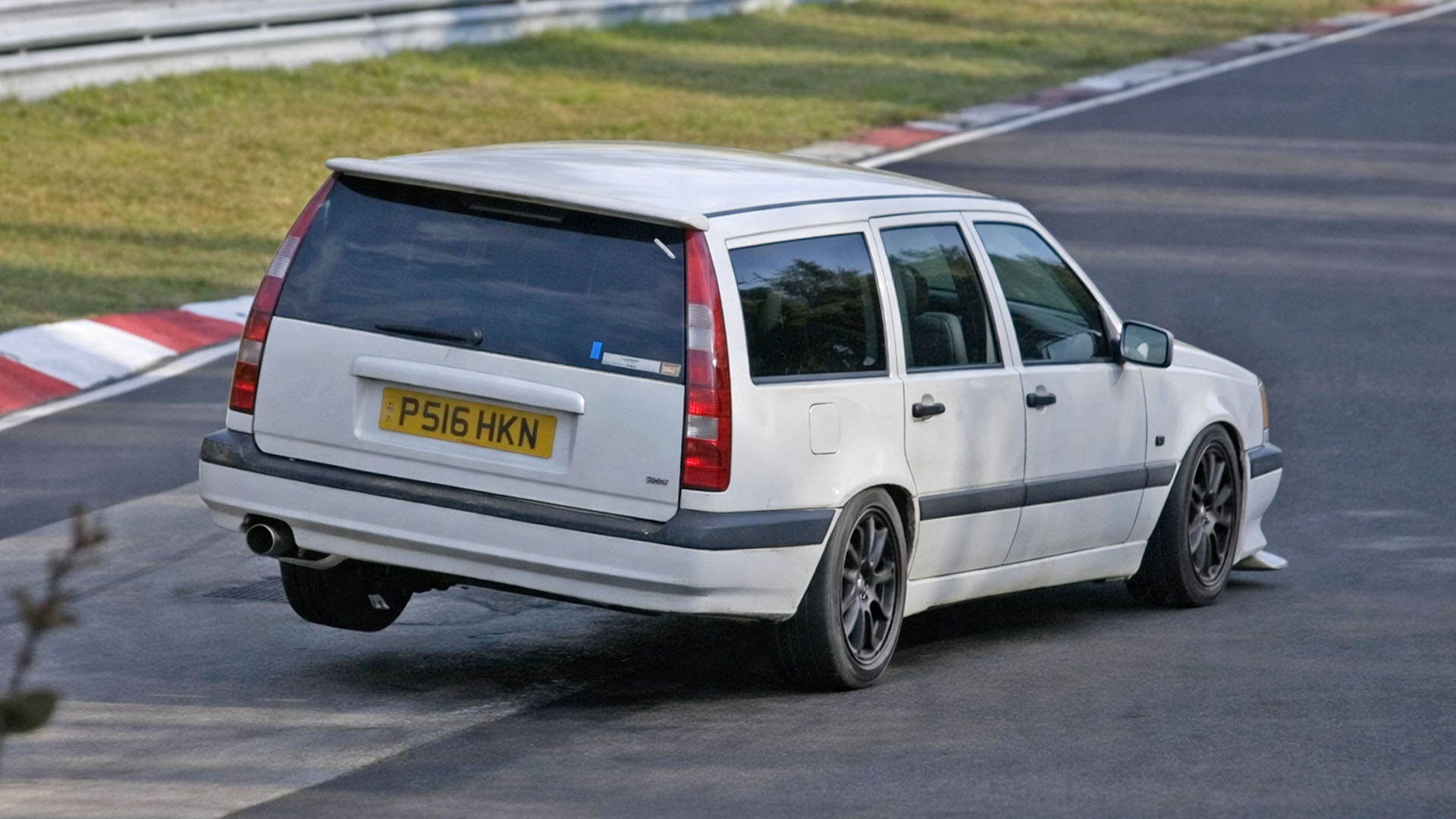 Cars hit small jumps during Nürburgring