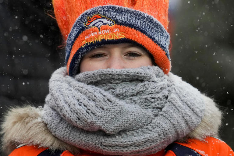 Snow and wind pick up in 2nd half of AFC championship game in Denver
