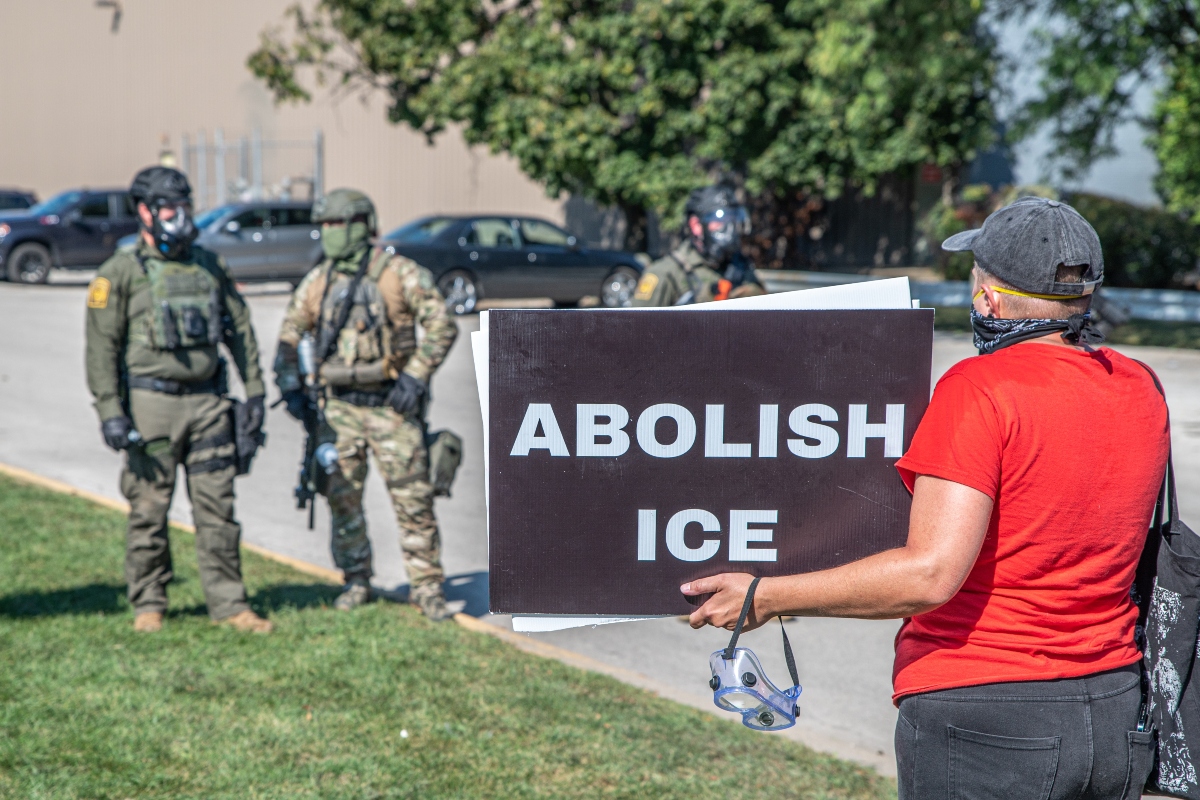 Centro migratorio de Texas enfrenta protesta por detención de menor