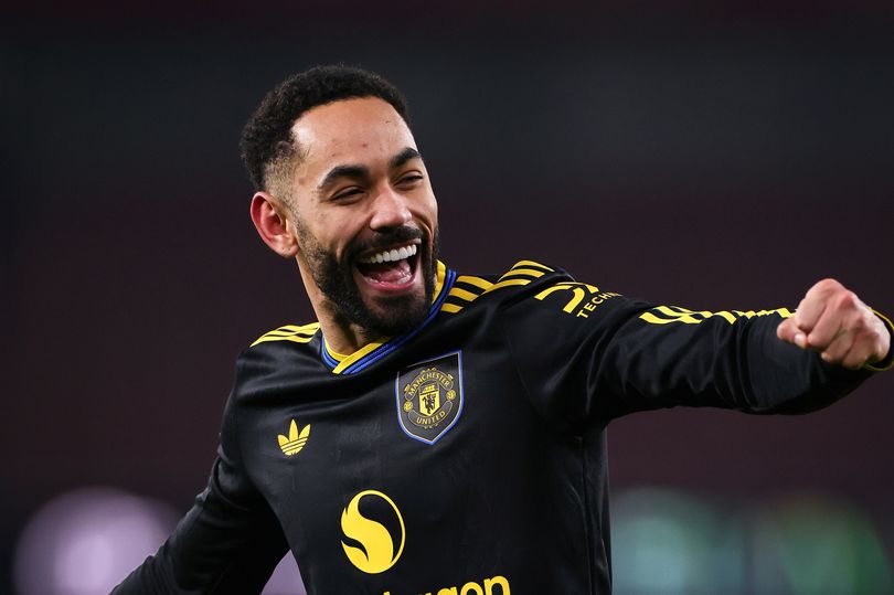 Joshua Zirkzee's true Man United colours shown reacting to Patrick ...