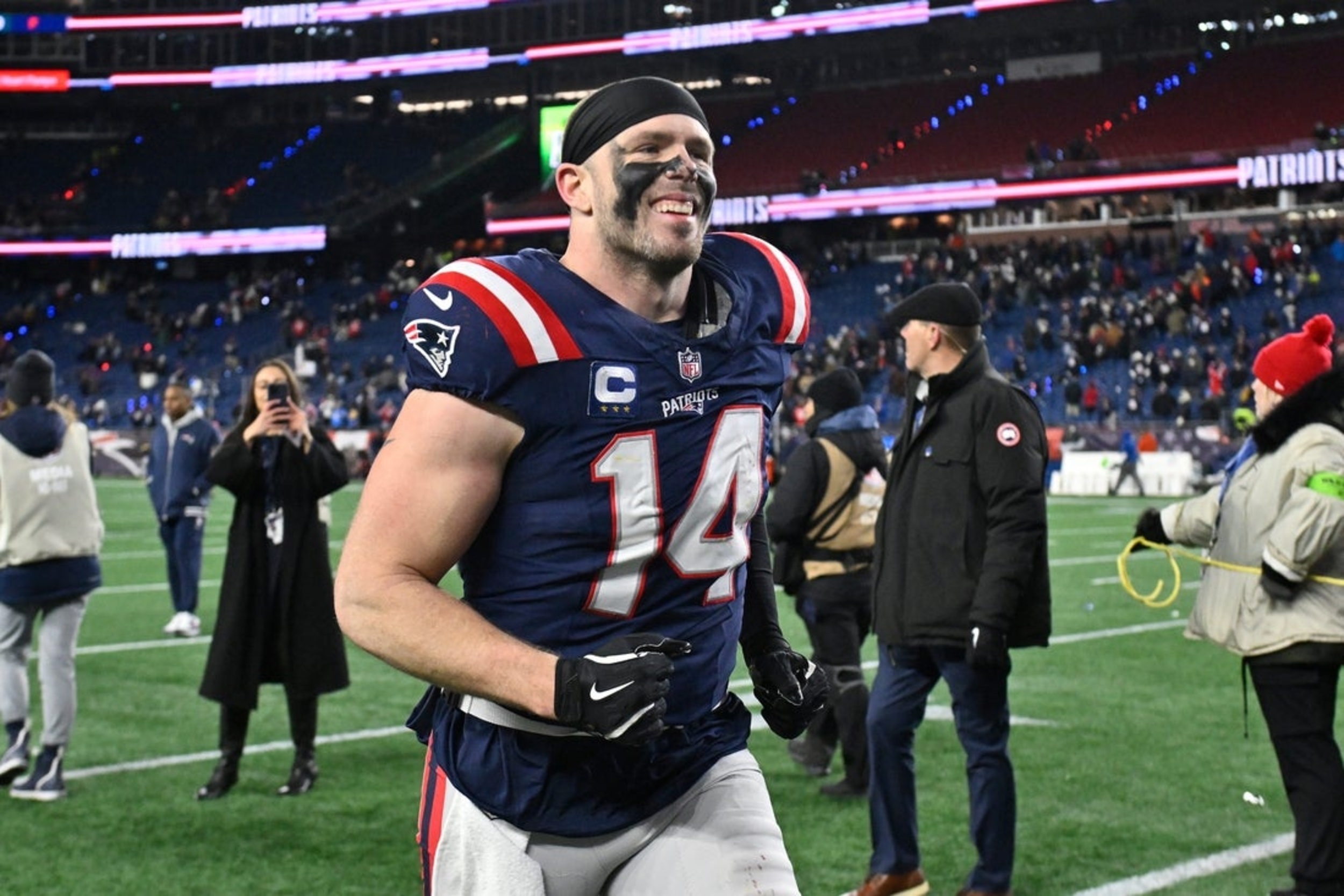 Patriots LB Robert Spillane heads to locker room