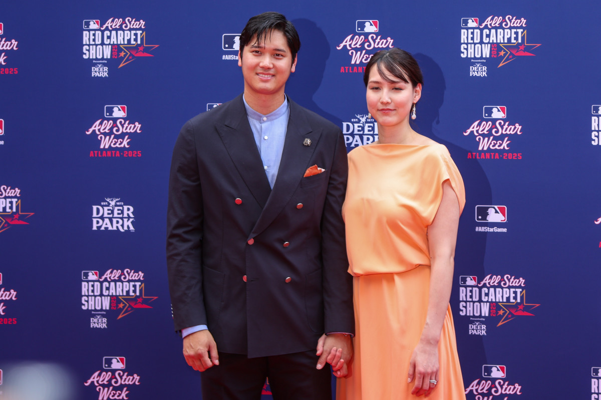 Mamiko Tanaka stuns in navy gown at MLB awards with Shohei Ohtani