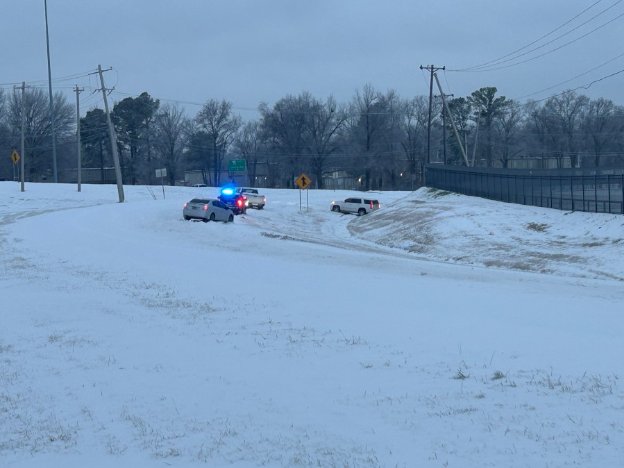 Off-duty officer, motorists stuck in snow near I-55 and Shelby Drive