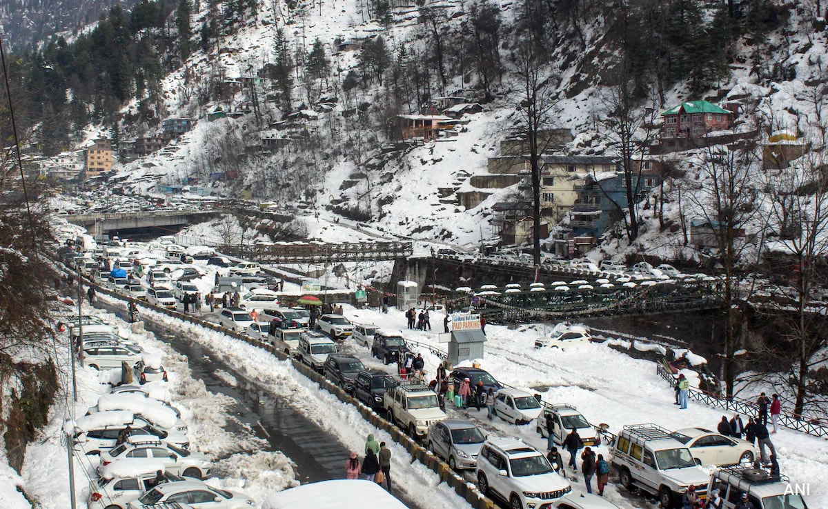 'Stuck in car for over 24 hours': Tourists' Manali nightmare