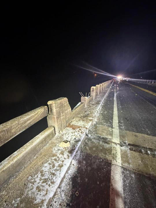 Early morning crash damages bridge in Oak Ridge