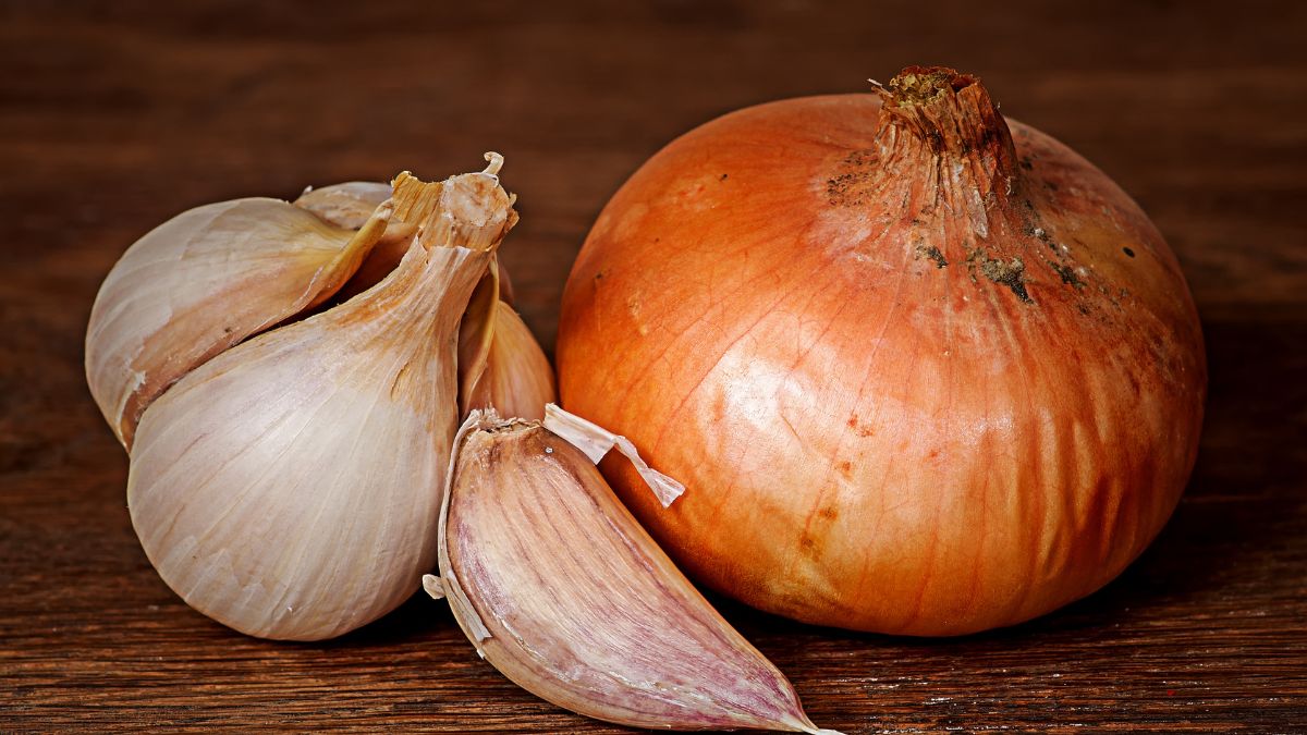 The paper bag trick that keeps onions and garlic fresh for weeks