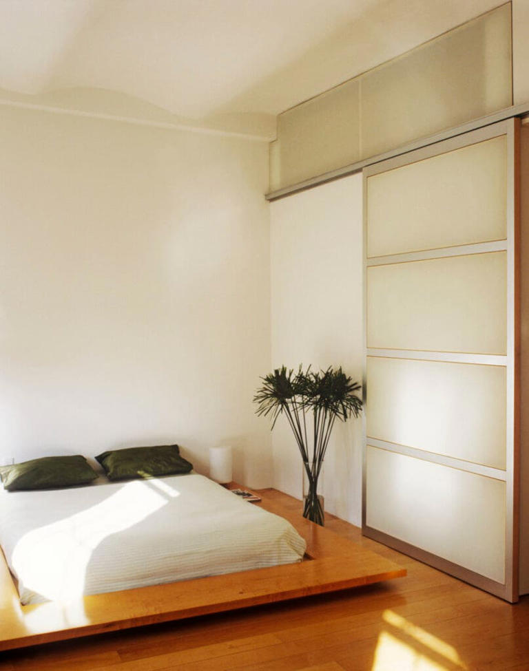 How to furnish walk-through rooms successfully