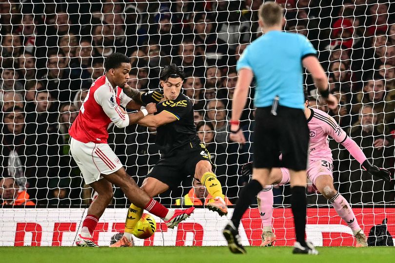 Lisandro Martinez scores own goal vs Arsenal as Man Utd fans say 'Paul ...