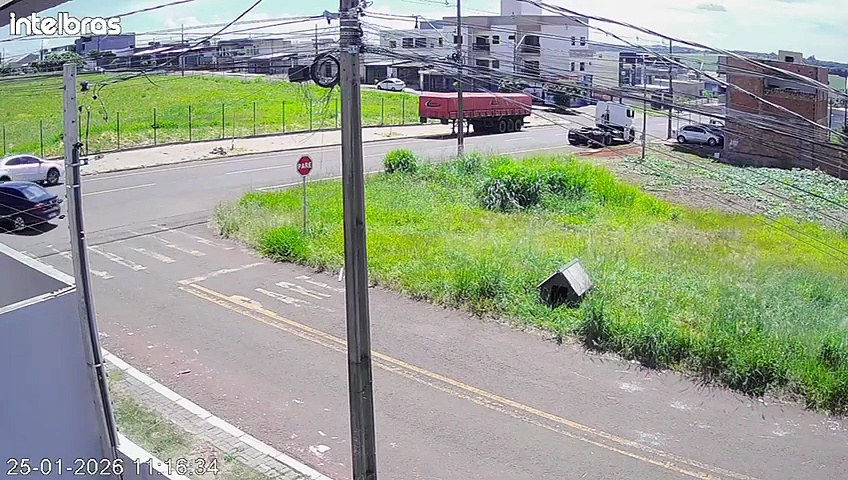 Câmera registra carro capotando e atingindo carreta violentamente