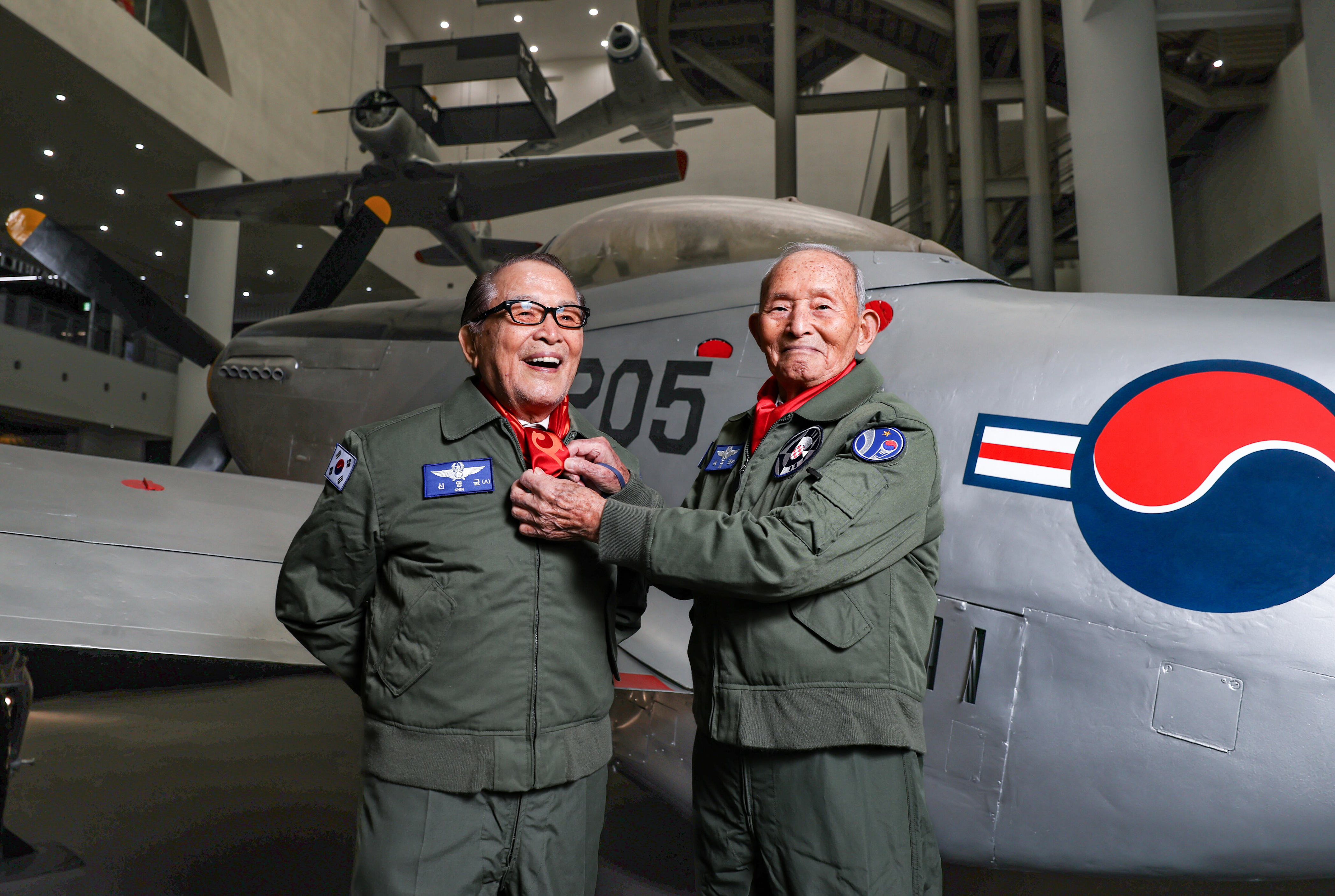 Red muffler heroes yearn to fly advanced K-fighters