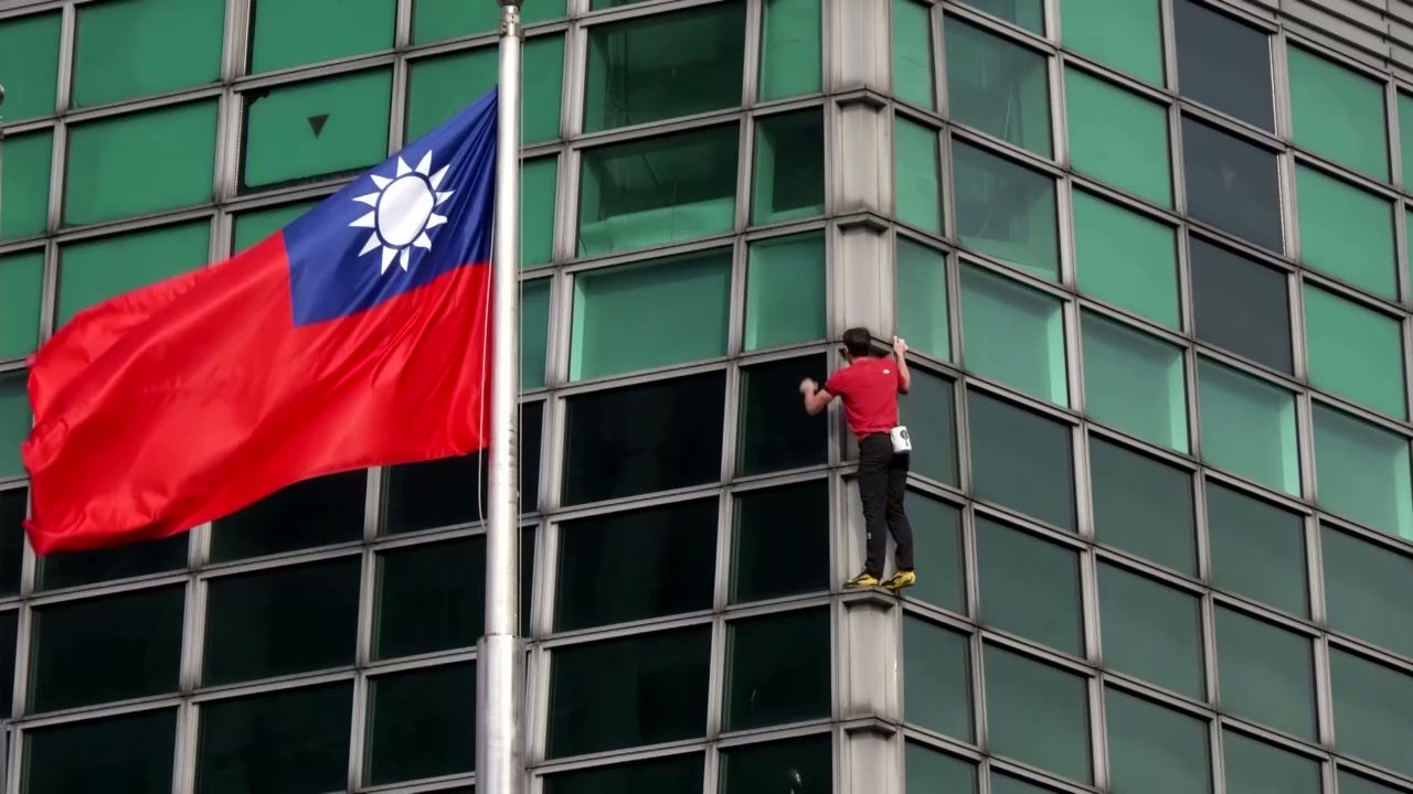 US climber scales Taiwan's tallest building with no ropes