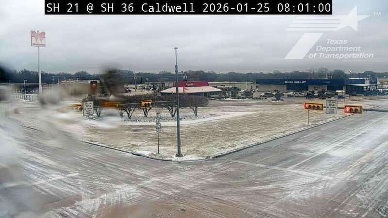 Hundreds of homes see power restored as Texans battle ice storm