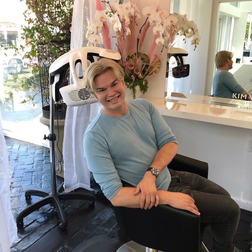 Kim Vo, celebrity hairstylist who worked with Paris Hilton and Tori ...