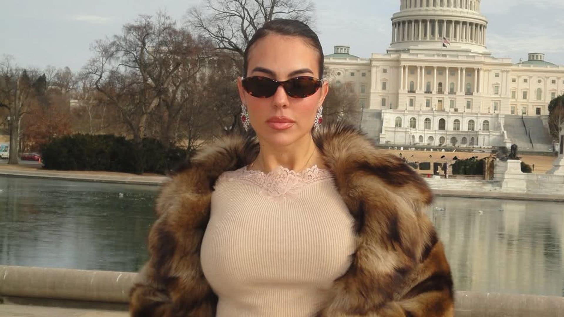 Georgina Rodríguez aterriza como una diva en Washington con abrigo de ...