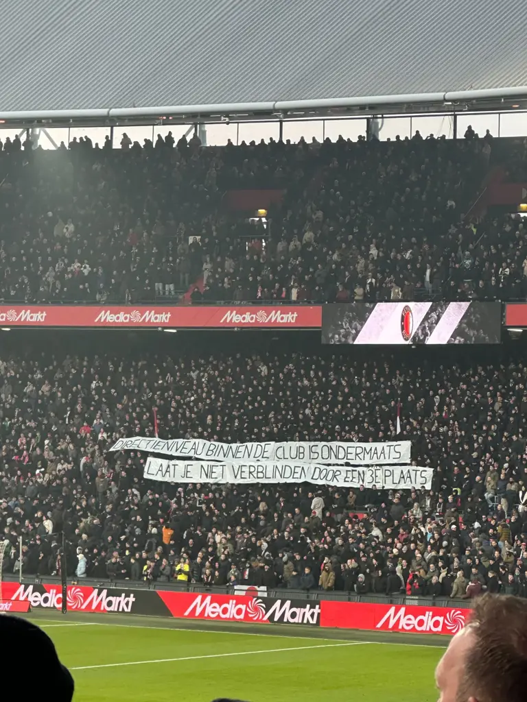 Kritiek in De Kuip zwelt verder aan: Feyenoord-fans tonen wéér dodelijk ...