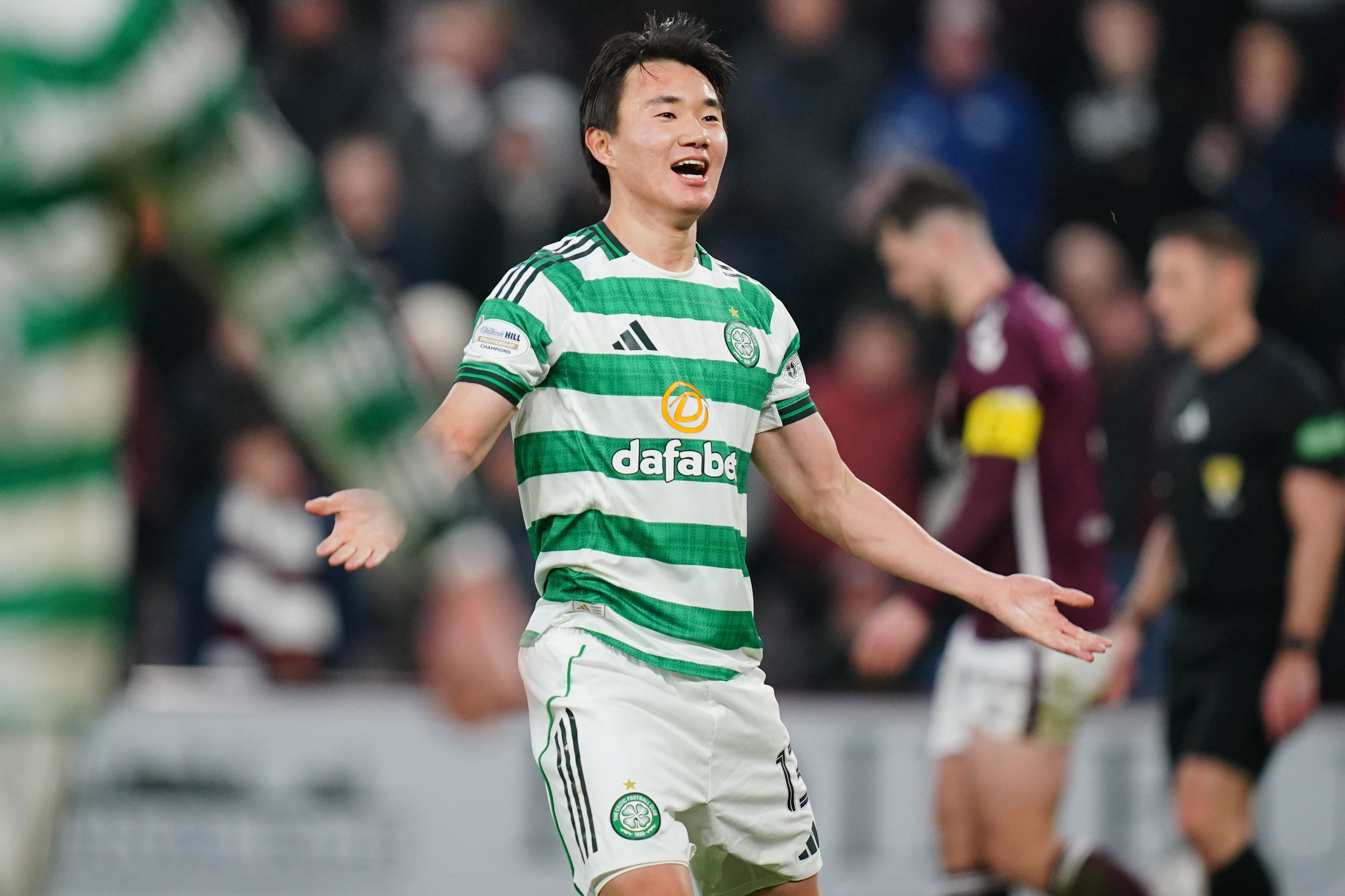 Hearts strike late to draw thrilling title tussle with 10-man Celtic