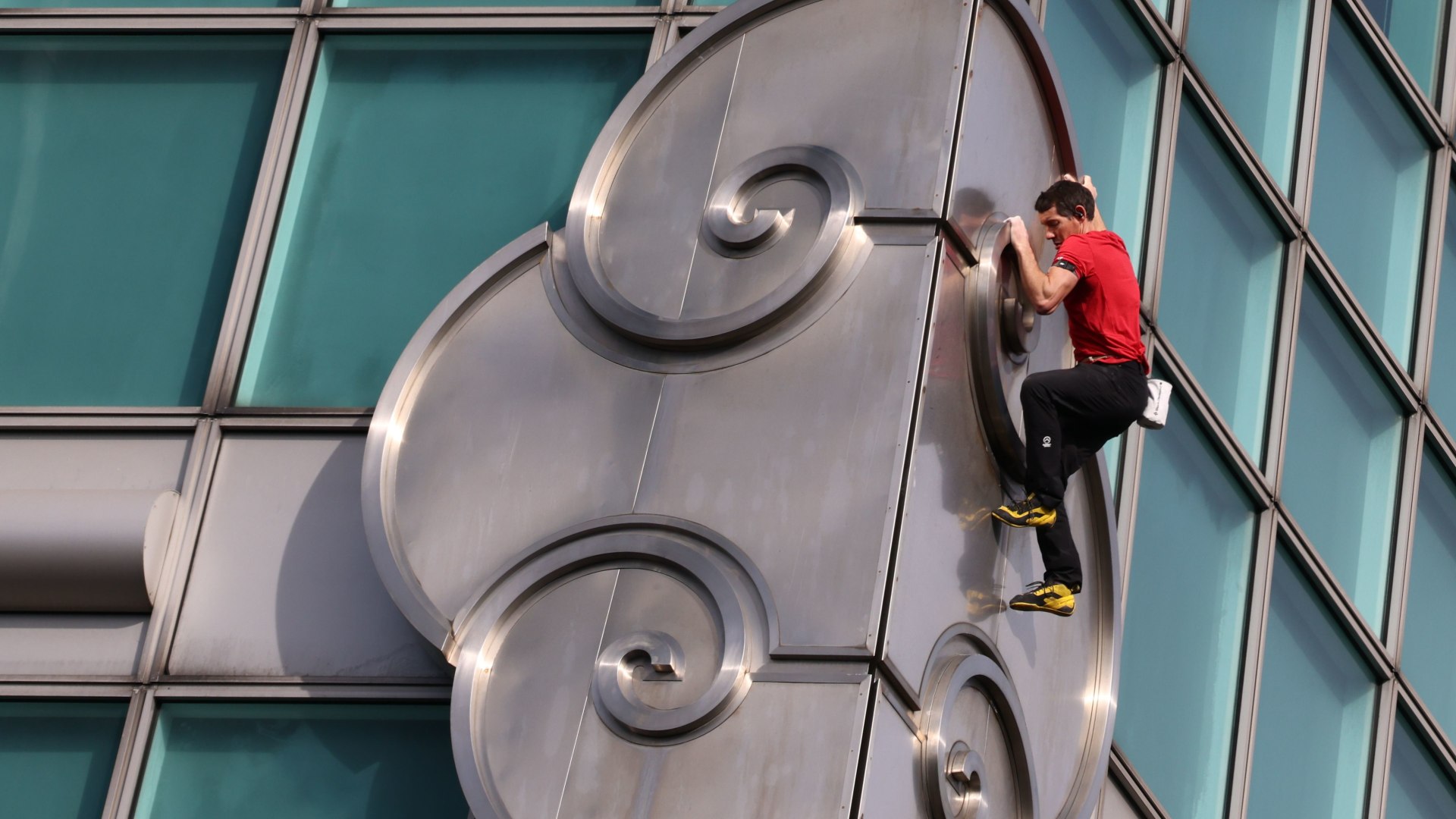 Watch: Climber scales Taipei skyscraper without safety gear