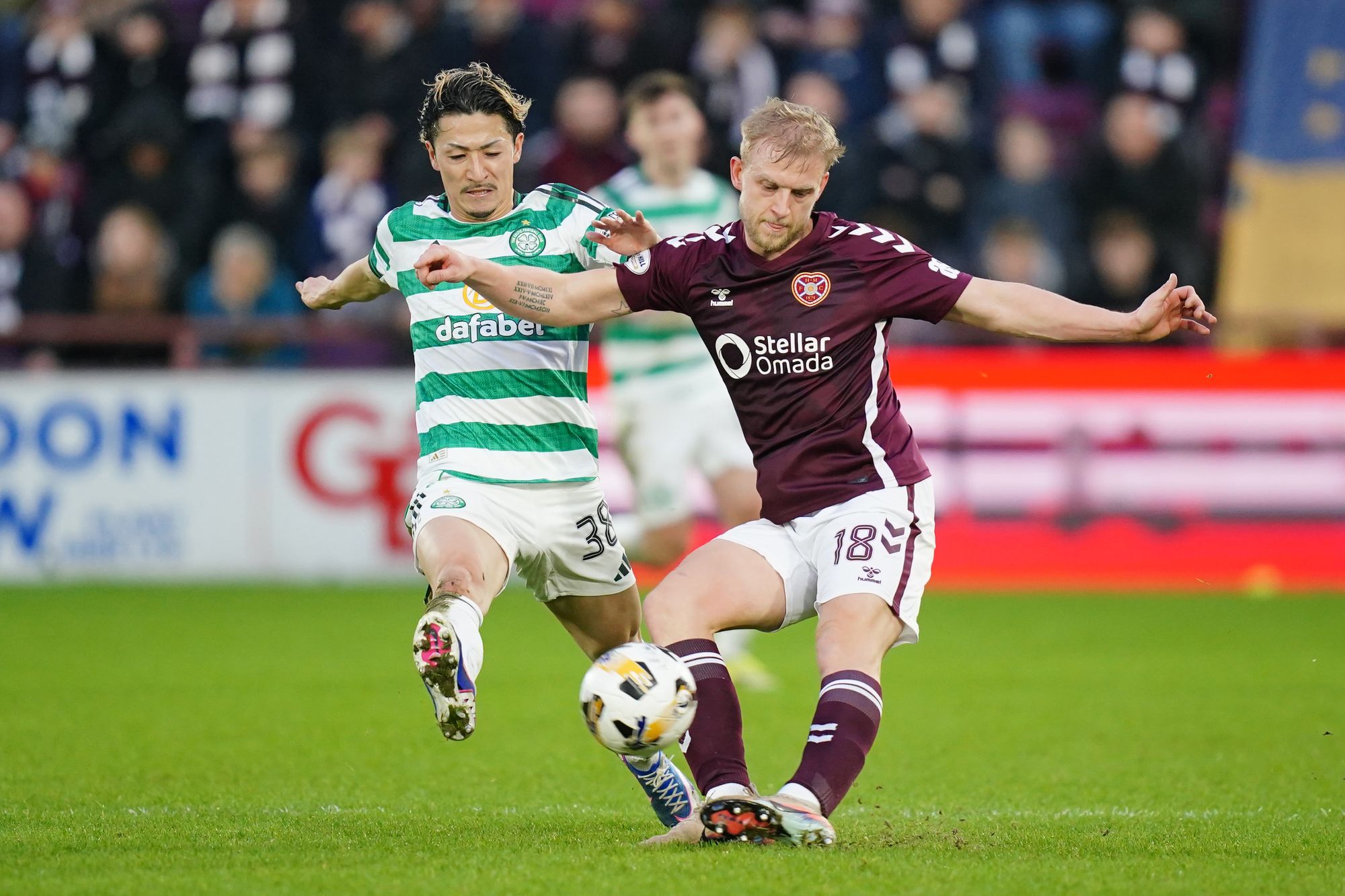 Hearts strike late to draw thrilling title tussle with 10-man Celtic
