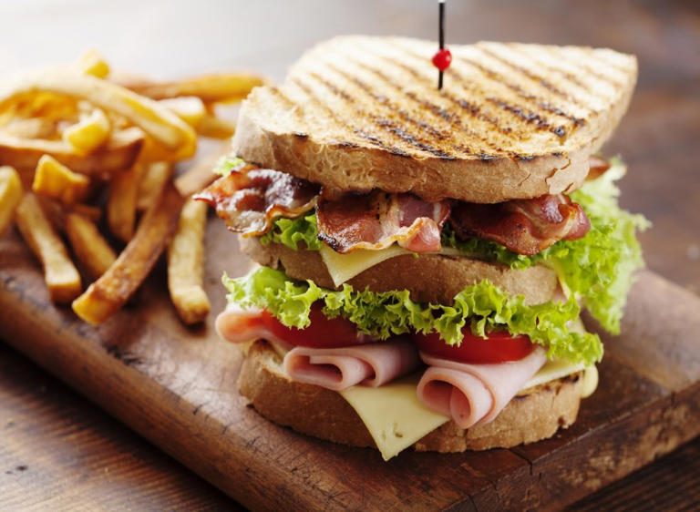 5 chain restaurants famous for their classic club sandwiches